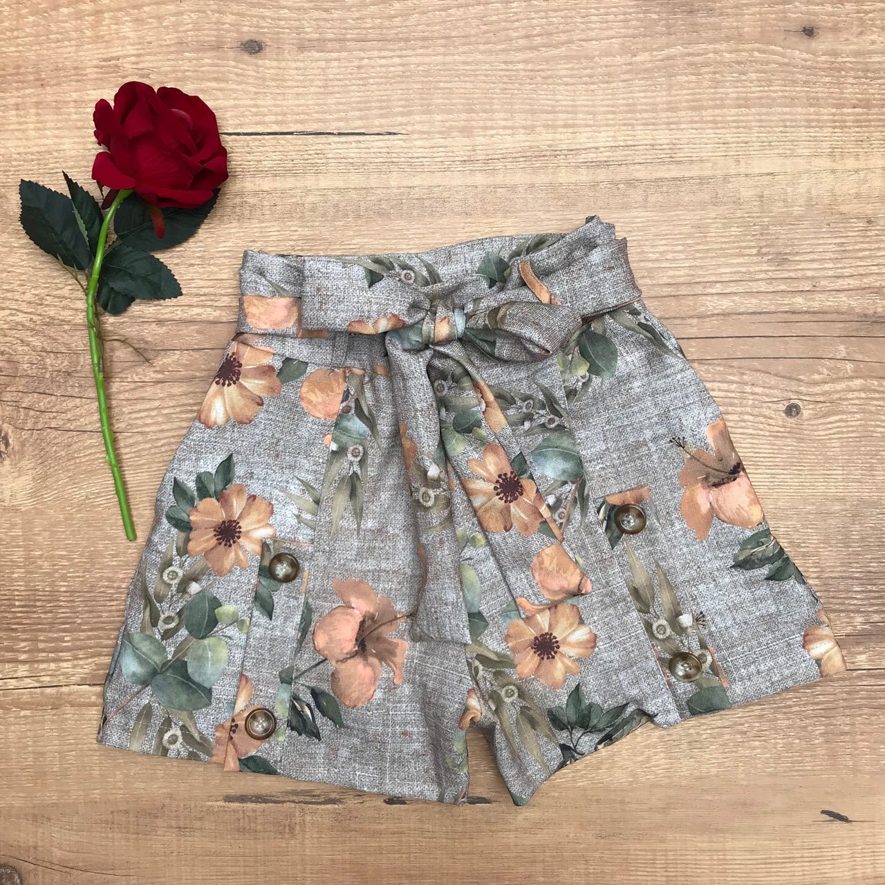 SHORT LINHO FLORAL BEGE - Dondoca Moda Feminina Dondoca Moda Feminina