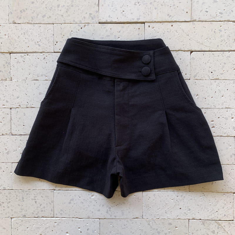 SHORT LINHO DETALHE BOTÕES E PENCE PRETO Dondoca Moda Feminina